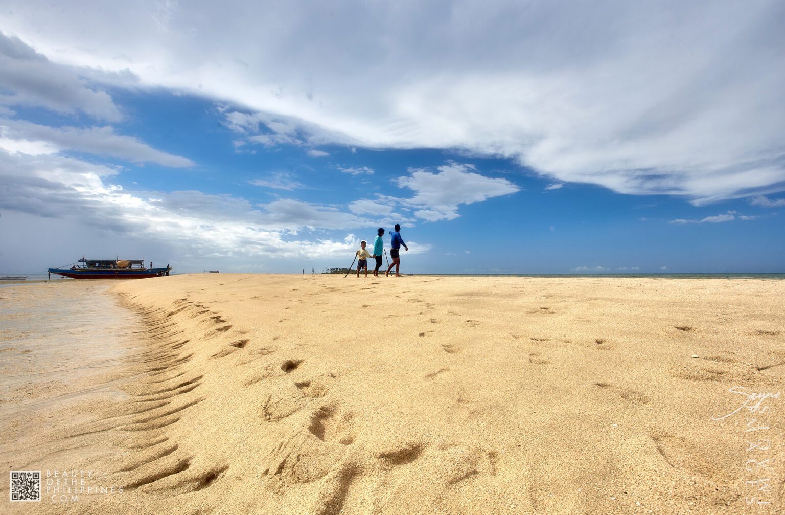 Pulong Pasig Sandbar: Walking the Endless White Sands of Calauag | The ...